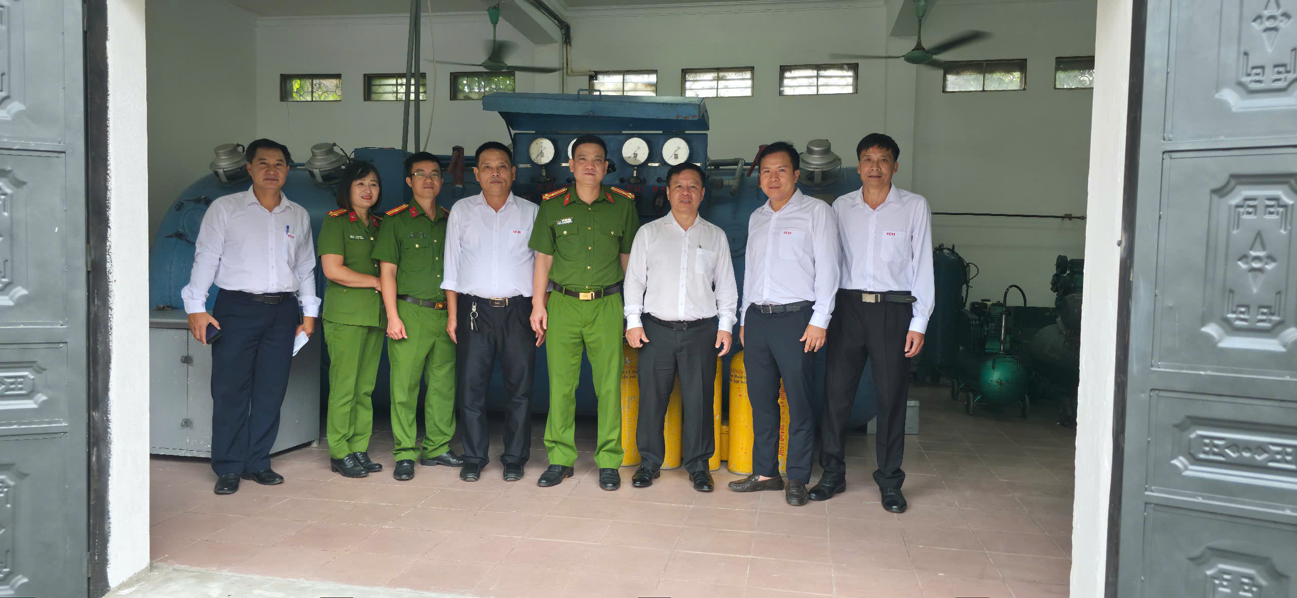 Lãnh đạo CCT1 và lãnh đạo PC07 chụp ảnh lưu niệm khi tham quan, khảo sát thiết bị chuyên dụng ...